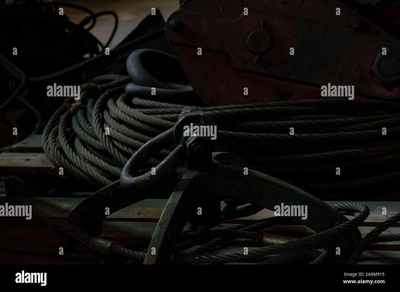 shipping: steel cable and shackle Stock Photo - Alamy