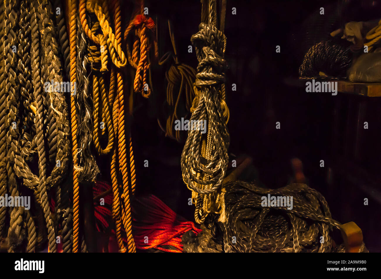 Cable tier hi-res stock photography and images - Alamy