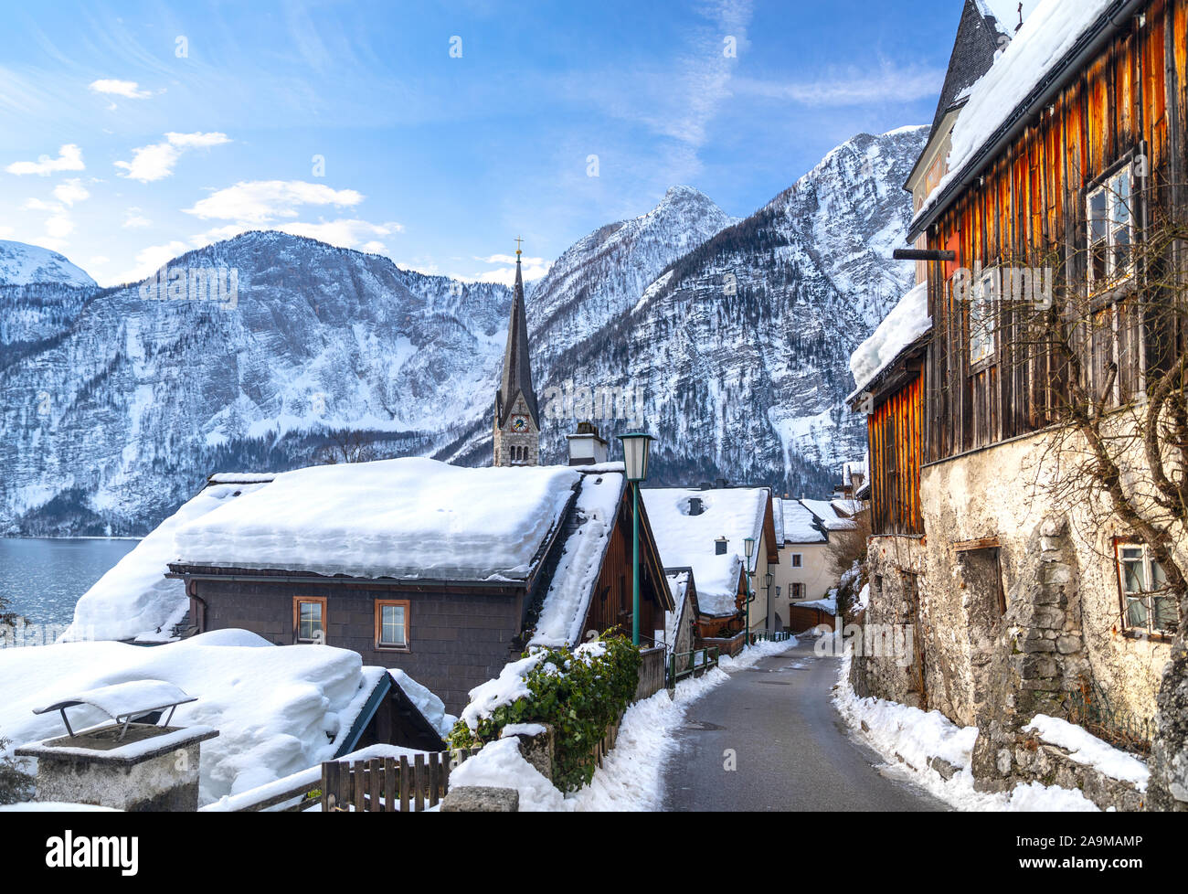 Classic postcard view of famous Hallstatt lakeside town in the Alps on ...