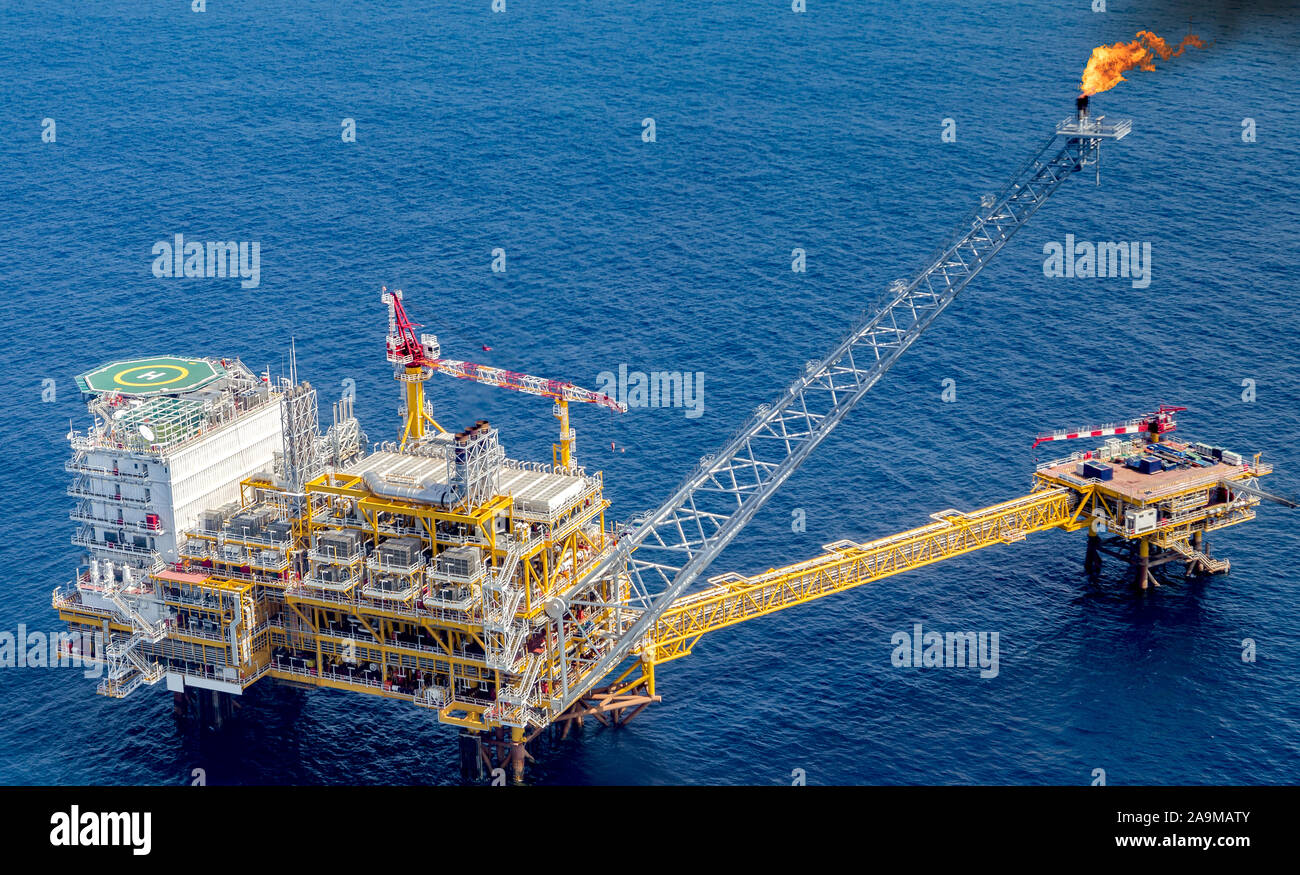 Large offshore oil rig platform hi-res stock photography and images - Alamy