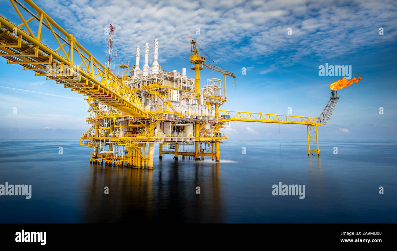 Burning oil rig hi-res stock photography and images - Alamy