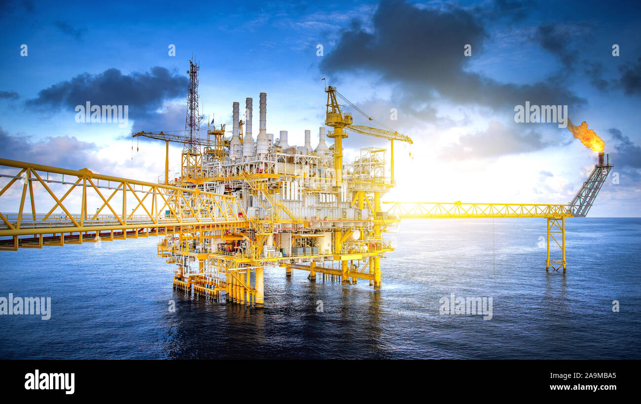 Burning oil rig hi-res stock photography and images - Alamy