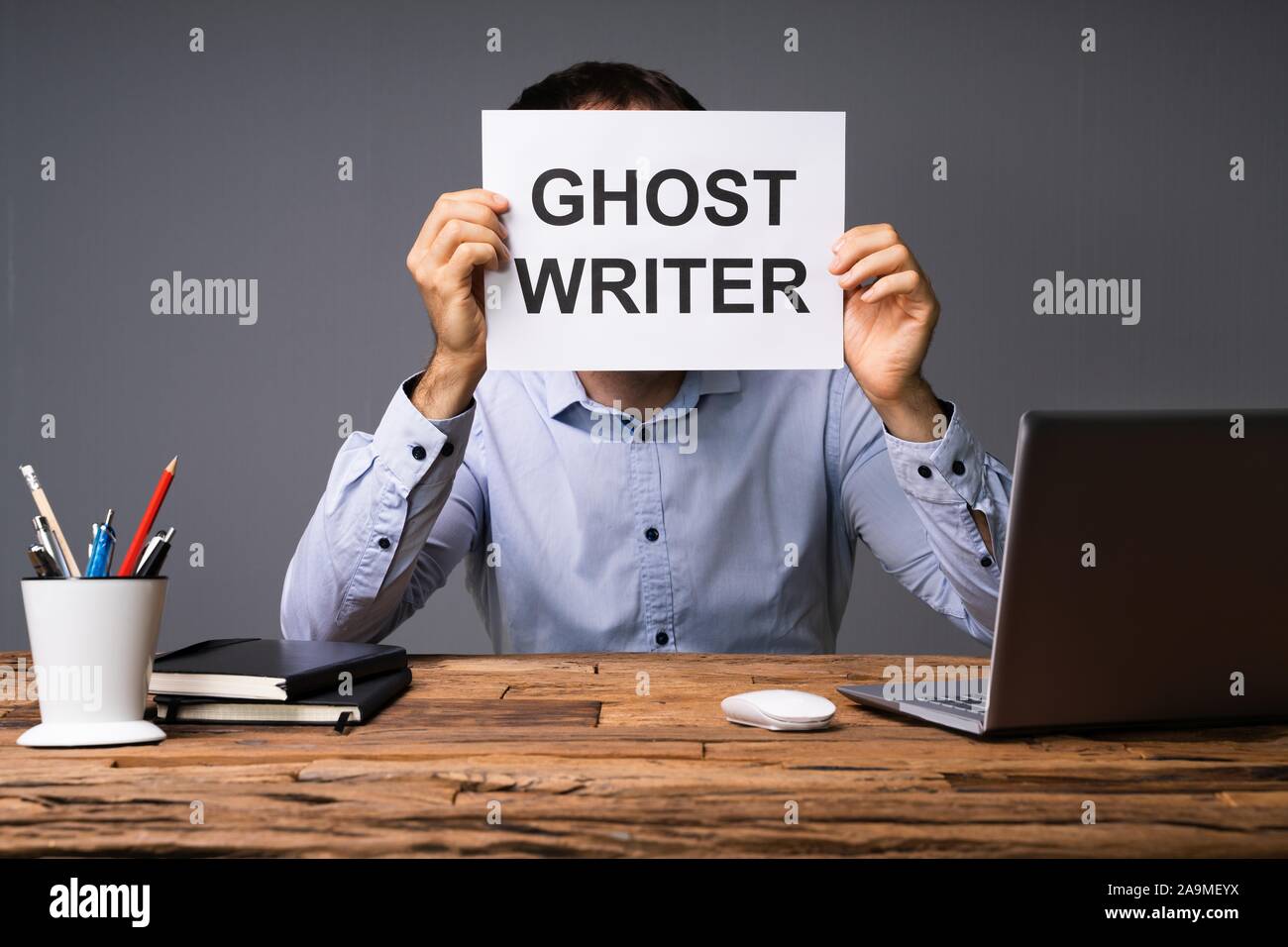 Writer at desk hi-res stock photography and images - Alamy