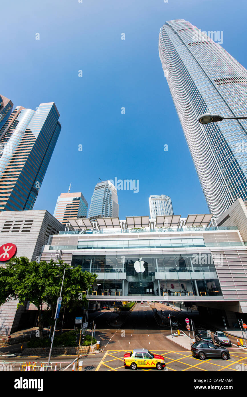 A large Apple store in the IFC Mall in Hong Kong central Stock Photo ...