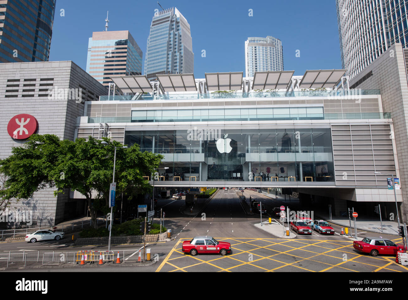 A large Apple store in the IFC Mall in Hong Kong central Stock Photo ...