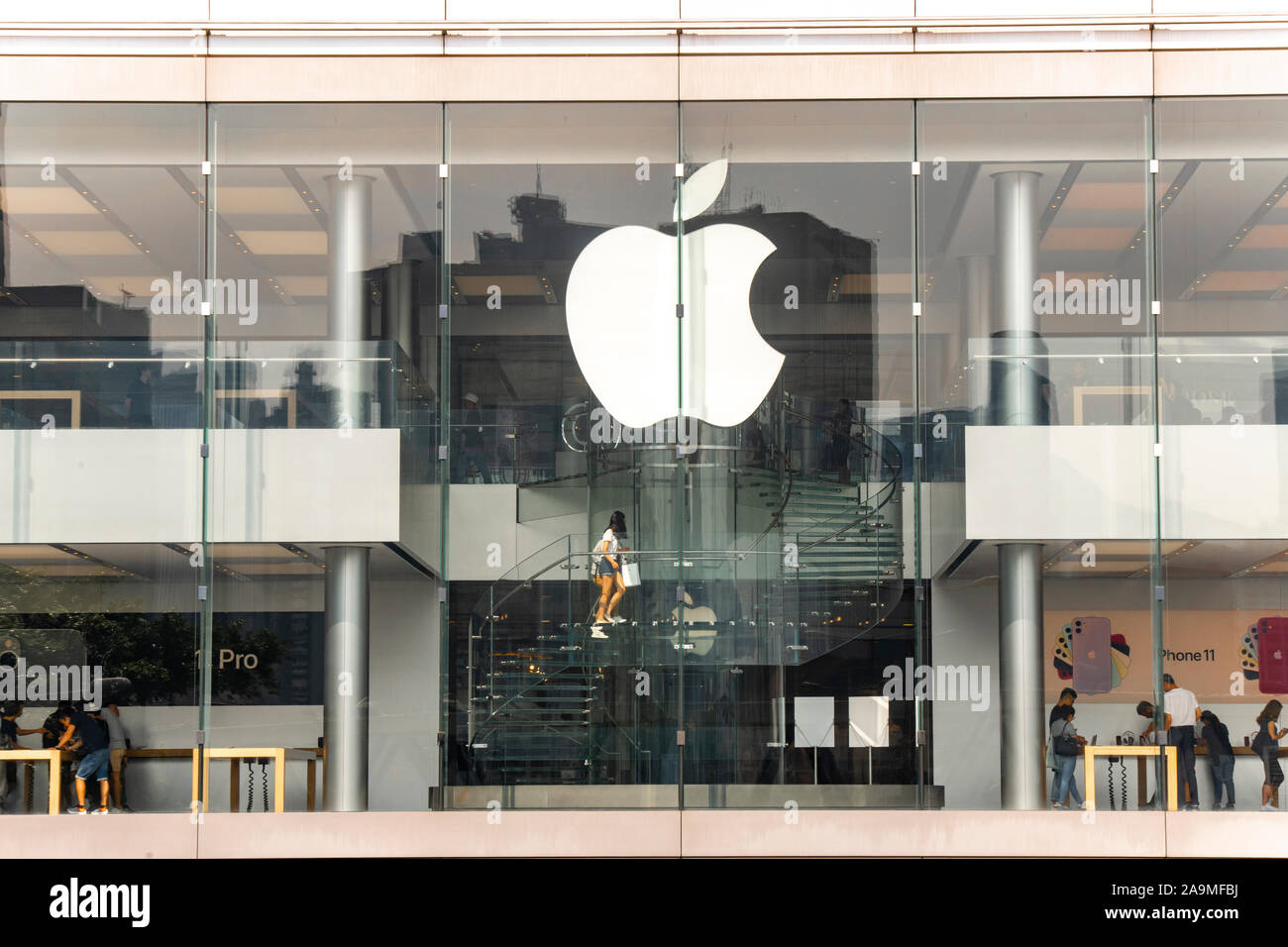 A large Apple store in the IFC Mall in Hong Kong central Stock Photo ...