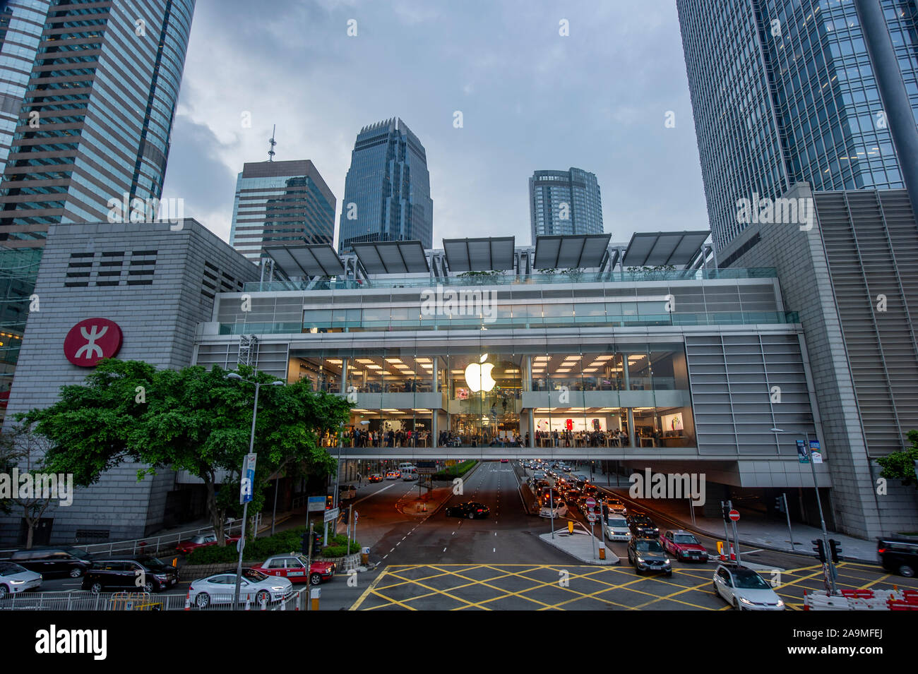 A large Apple store in the IFC Mall in Hong Kong central Stock Photo ...