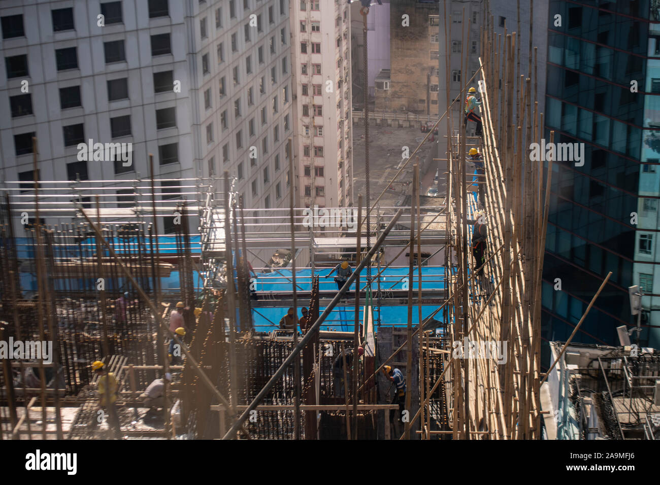 Bamboo scaffolding skyscraper building hi-res stock photography and images - Alamy