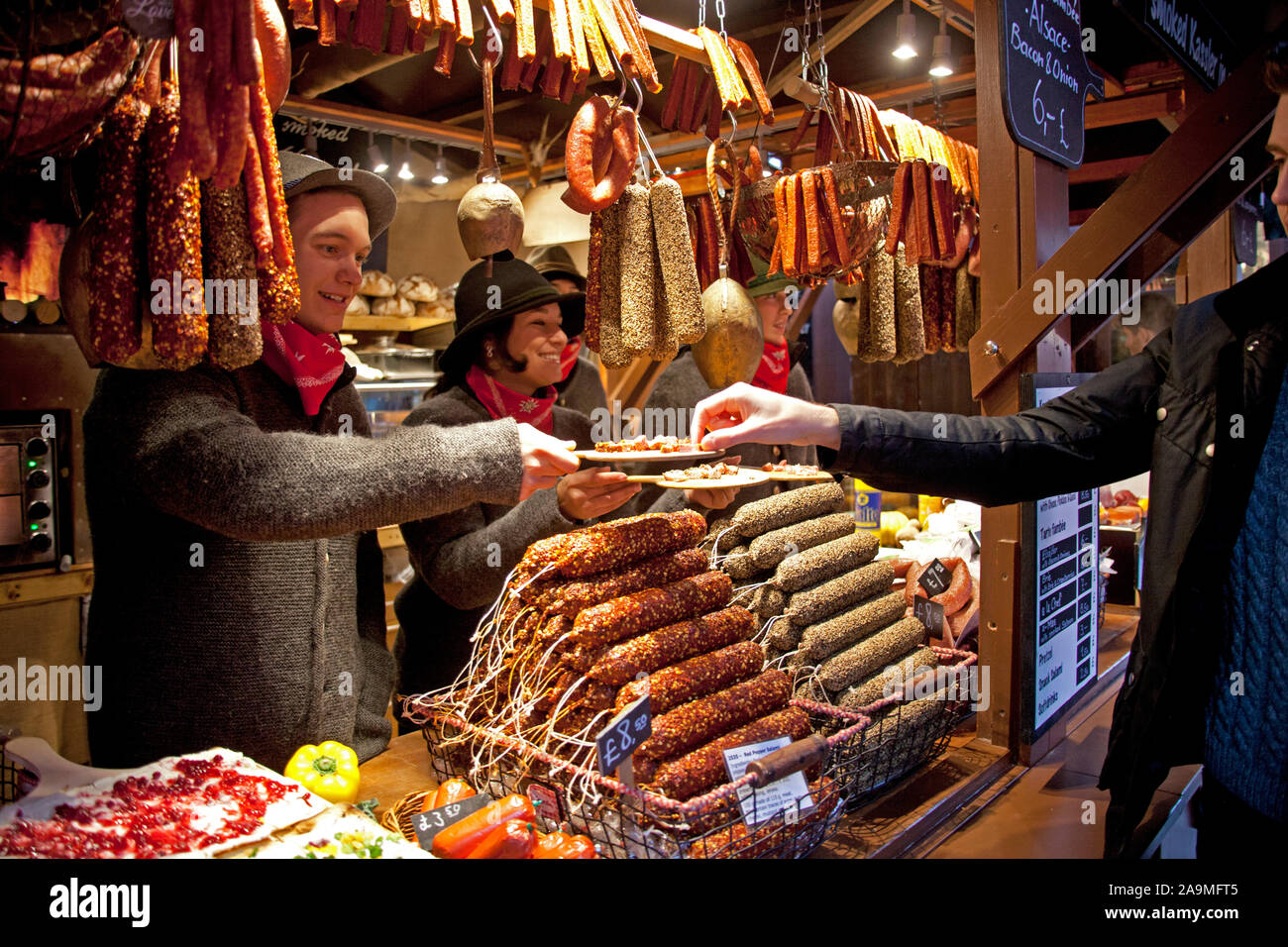 Edinburgh christmas market stall hi-res stock photography and images ...
