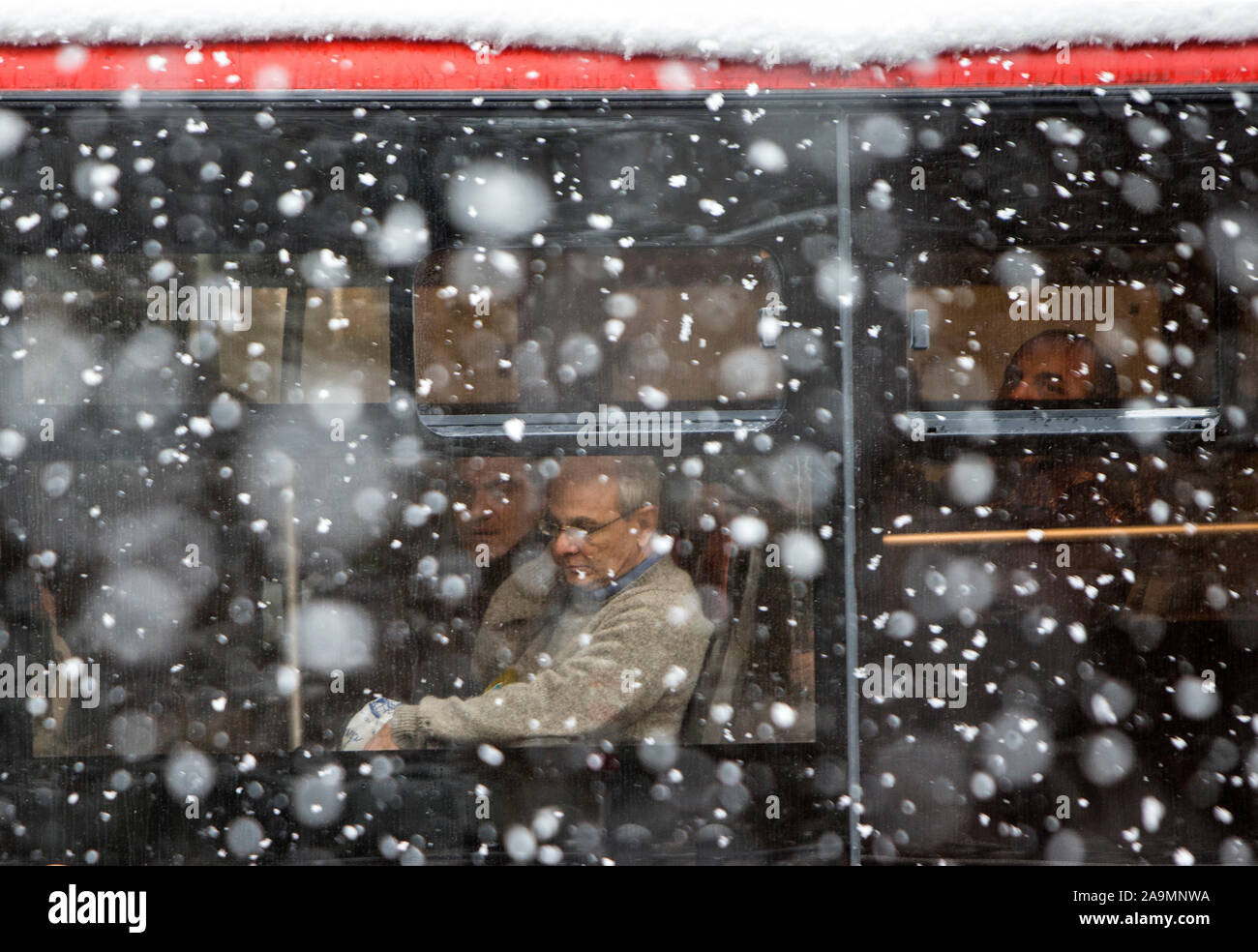 (191116) -- TEHRAN, Nov. 16, 2019 (Xinhua) -- People are seen on a bus ...
