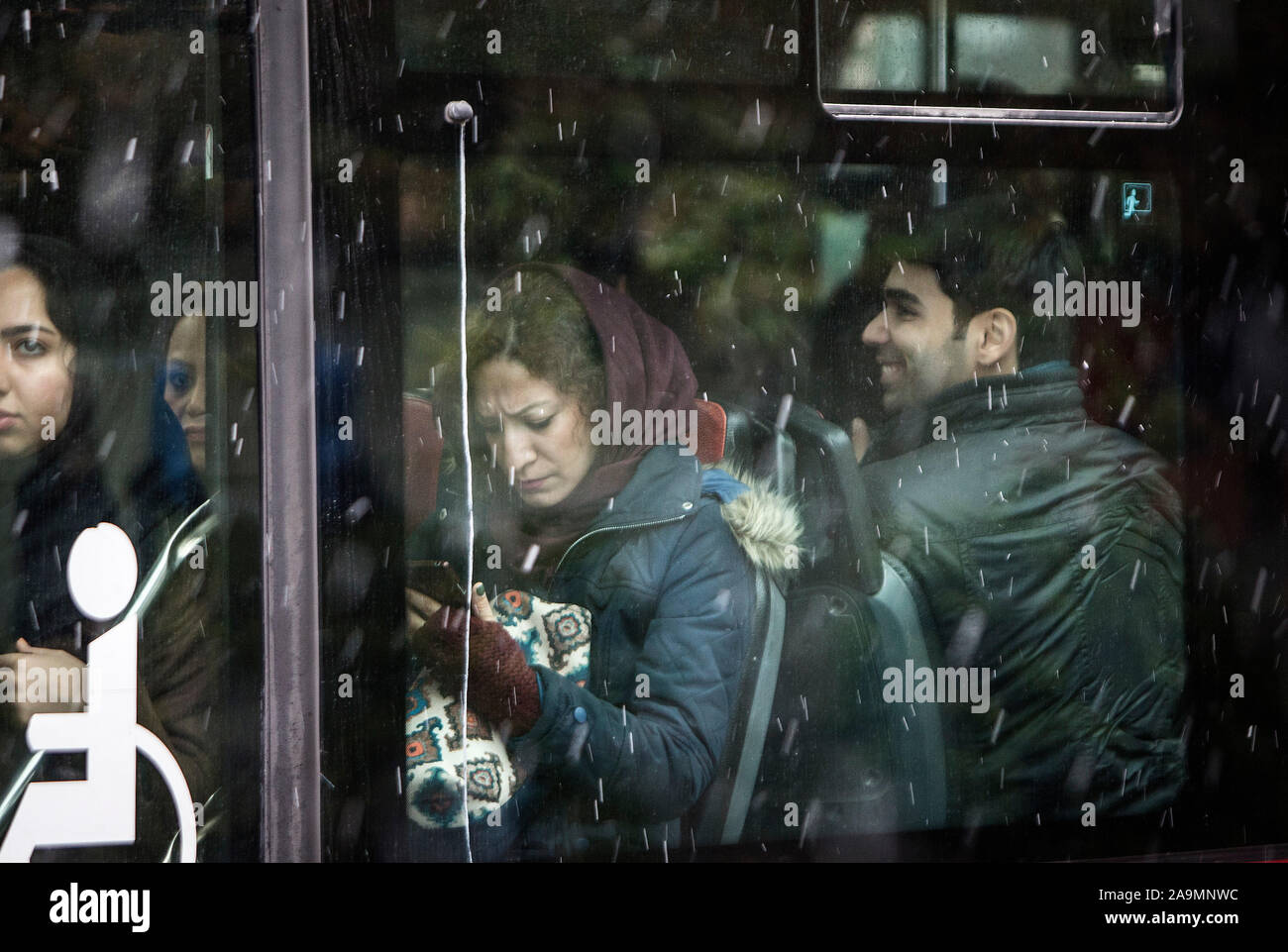 (191116) -- TEHRAN, Nov. 16, 2019 (Xinhua) -- People are seen in a bus ...