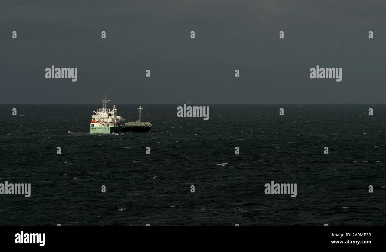Cargo ships english channel hi-res stock photography and images - Alamy