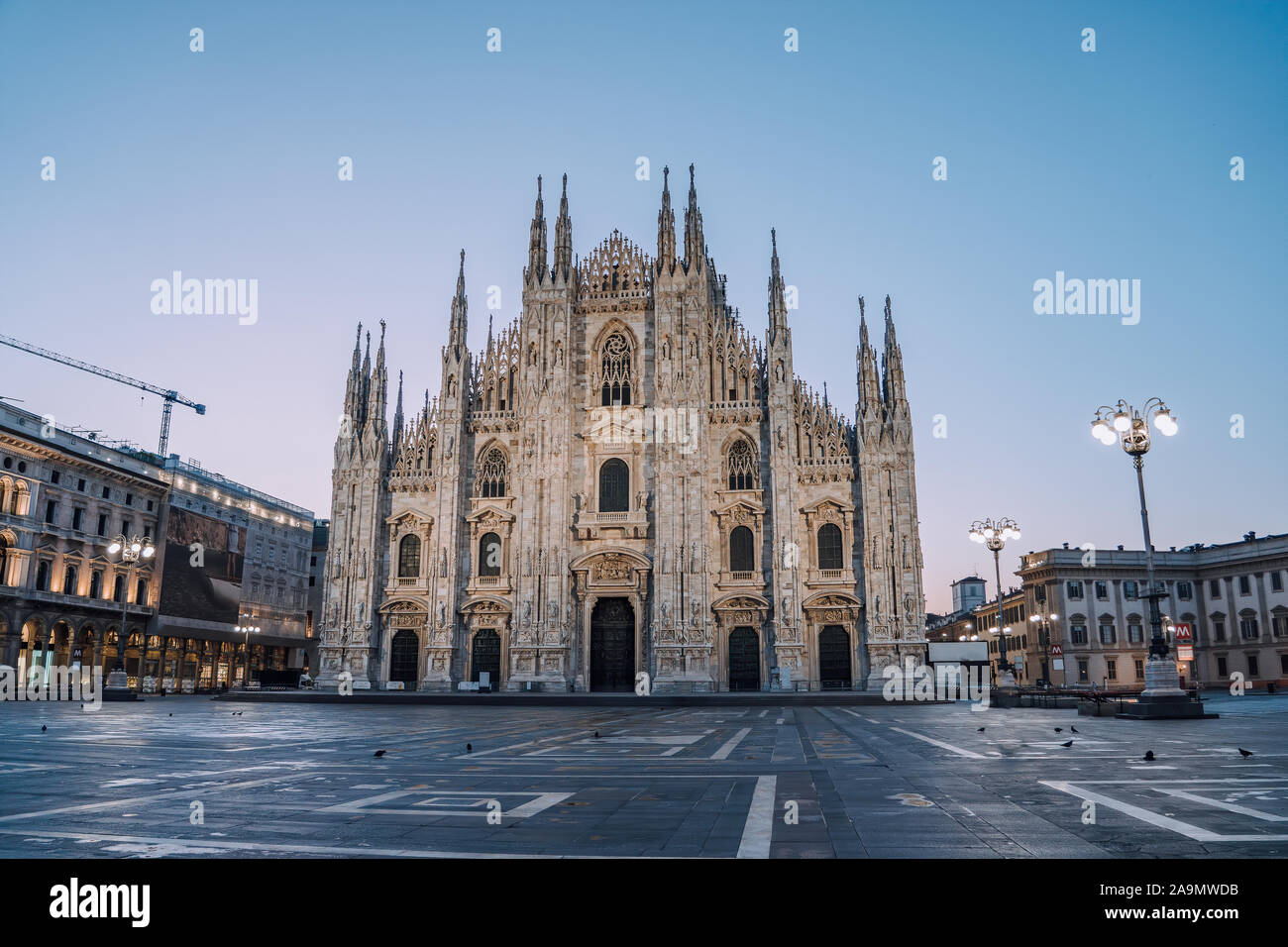 Pigeons in milan hi-res stock photography and images - Alamy