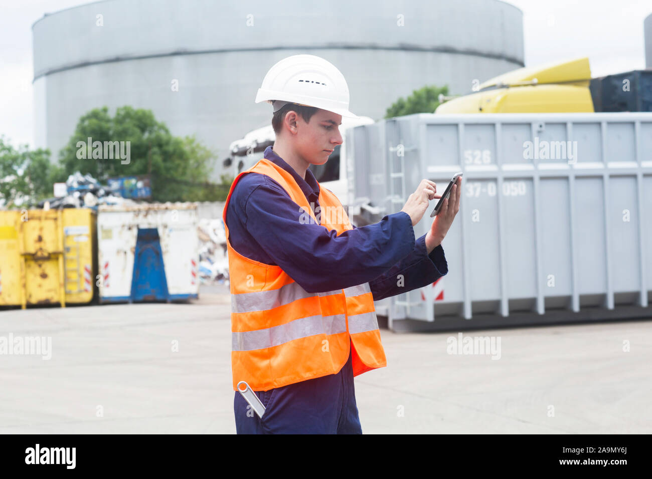 Worker helmet hi-res stock photography and images - Alamy