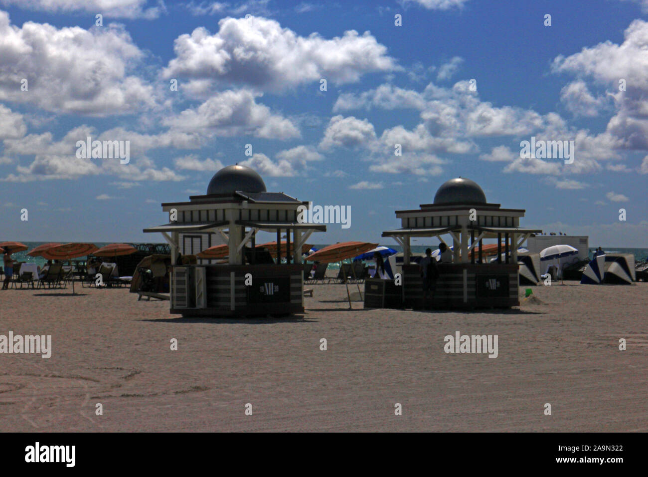 People relaxing in sunshine on Miami Beach Stock Photo - Alamy