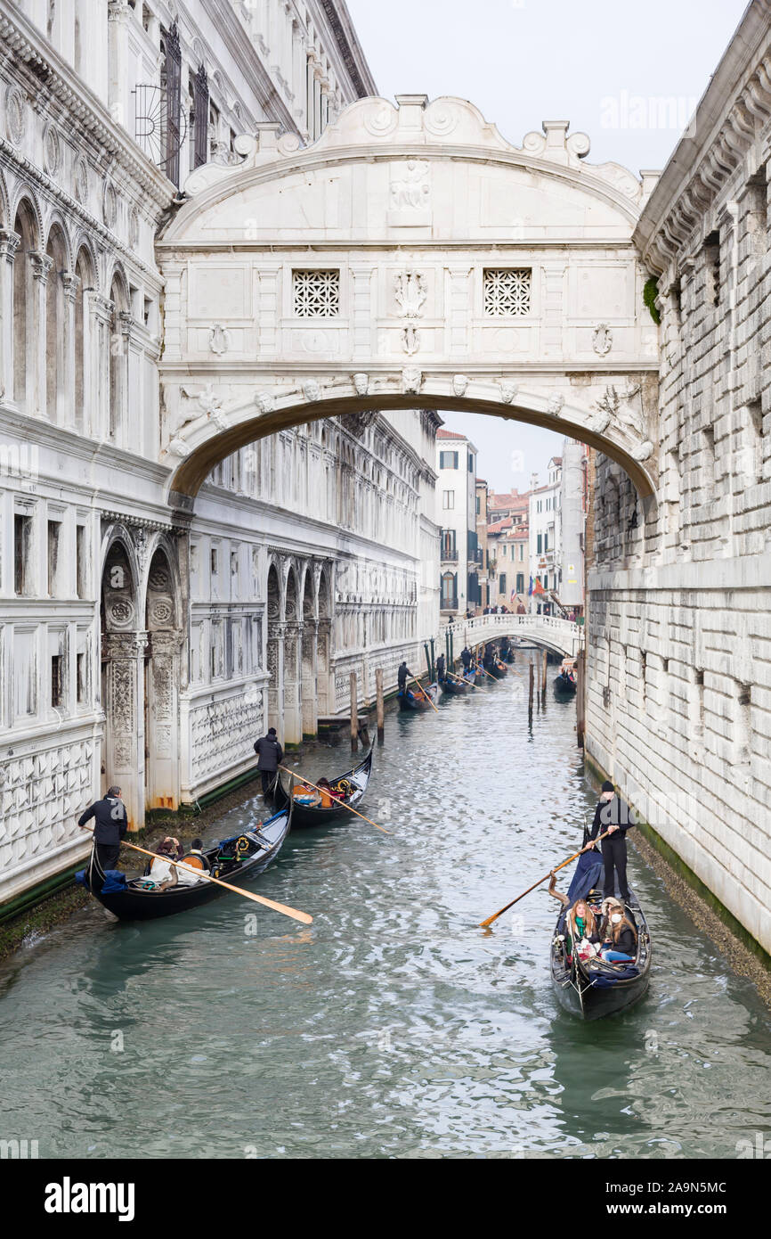 Gondolas at bridge of sighs hi-res stock photography and images - Alamy