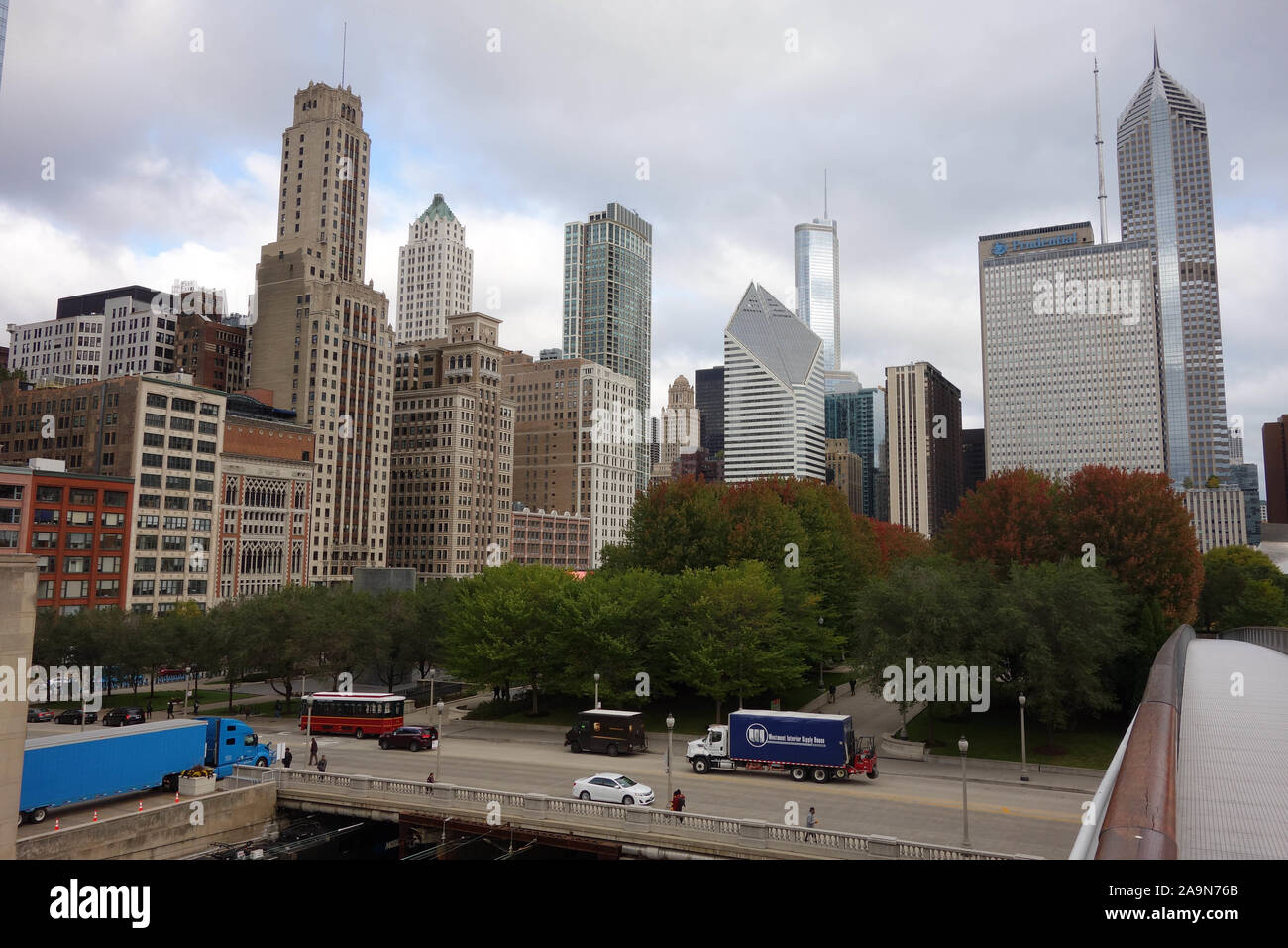 Skyline chicago city downtown skyscraper hi-res stock photography and ...