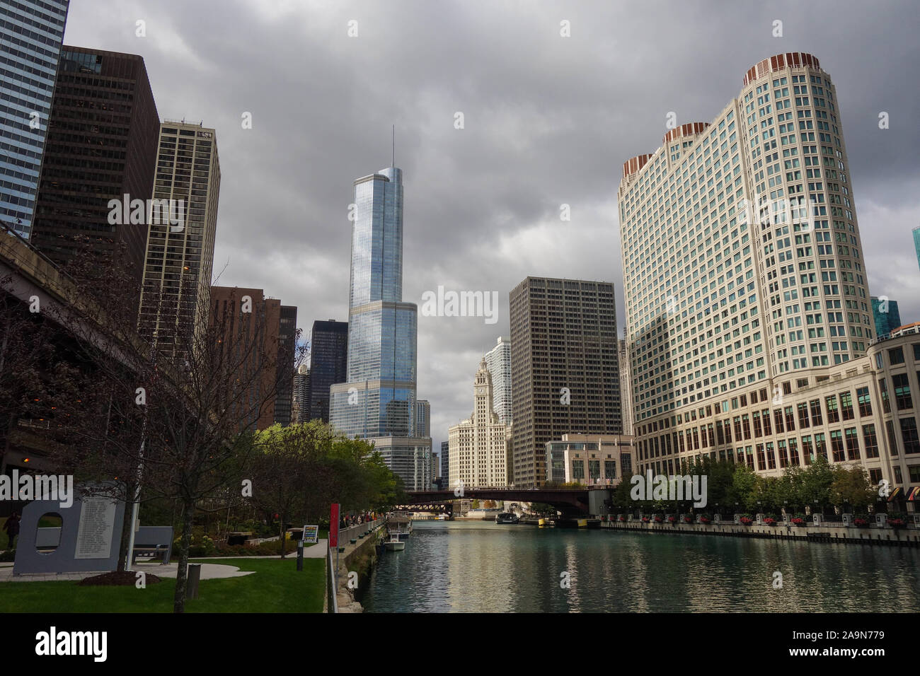 Chicago riverwalk river trump tower hi-res stock photography and images ...