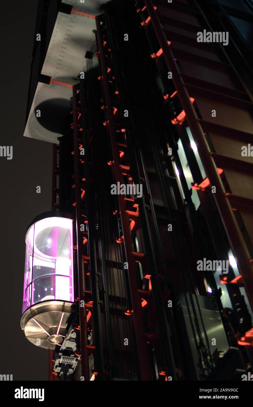Glass elevator exterior hi-res stock photography and images - Alamy