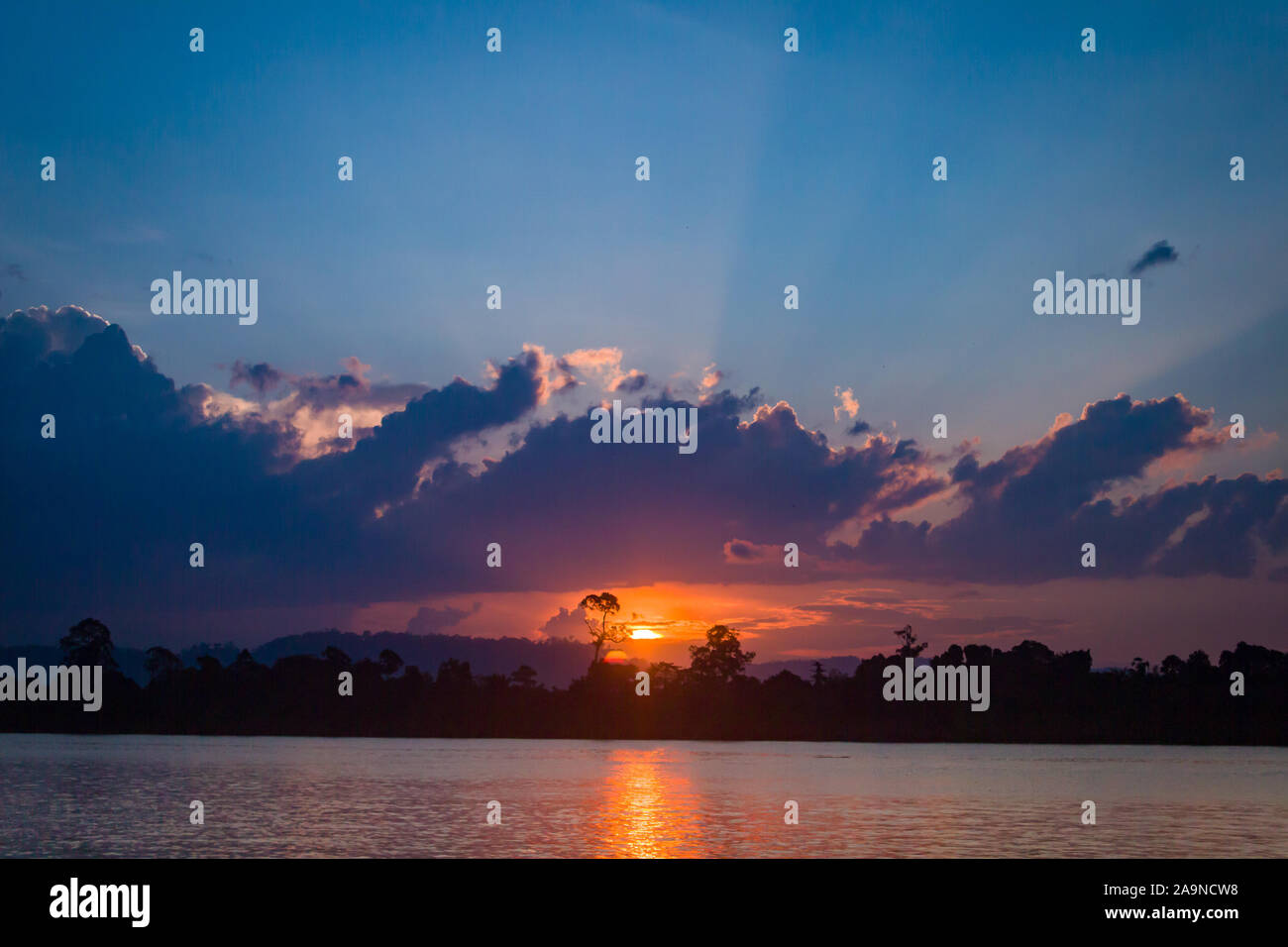 Scenic riverside landscape hi-res stock photography and images - Alamy