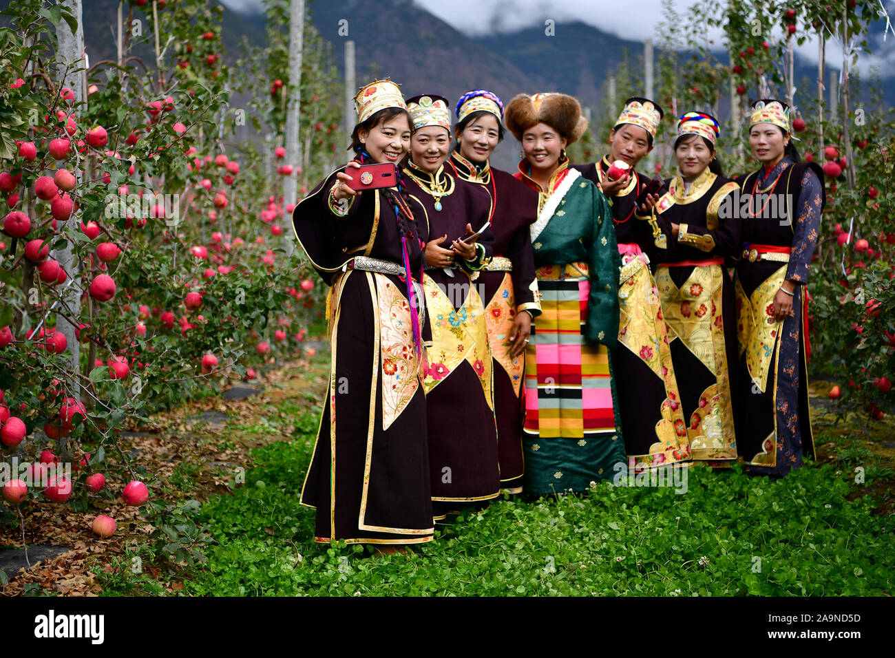 (191117) -- LHASA, Nov. 17, 2019 (Xinhua) -- Villagers pose for a group ...