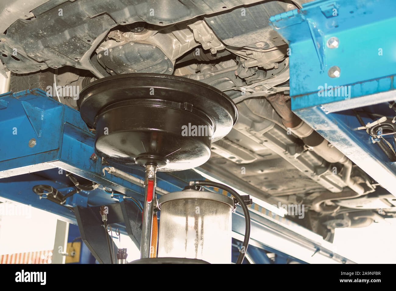 vehicle lift up by hydraulic for motor oil change and transmission ...