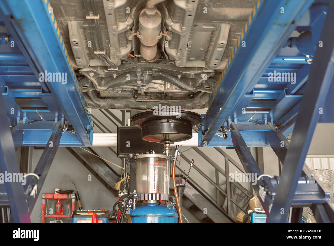 vehicle lift up by hydraulic for motor oil change and transmission ...