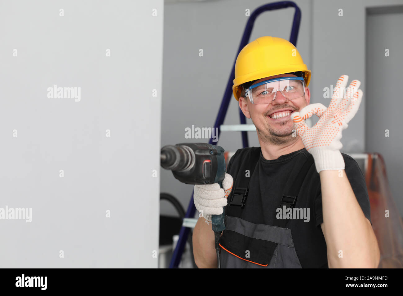 Worker ok sign building hi-res stock photography and images - Alamy