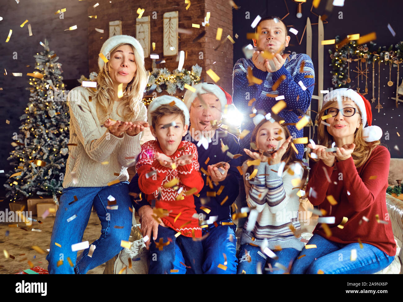 10 Ideas To Pose For a Family Christmas Pictures Indoor : Keep the ...