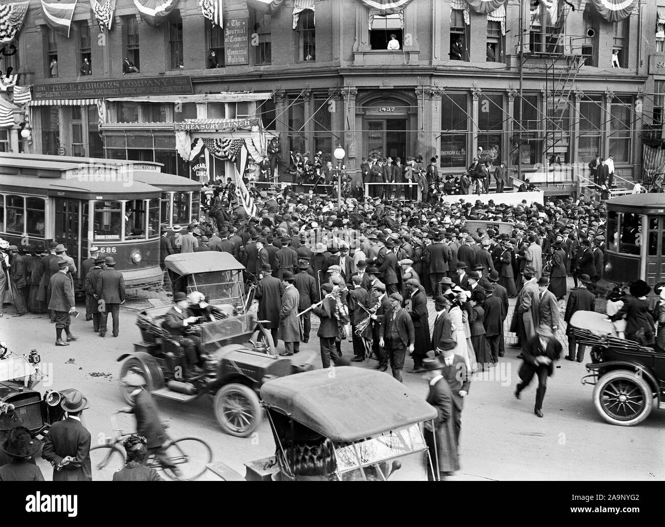 Crowd with their cars hi-res stock photography and images - Alamy