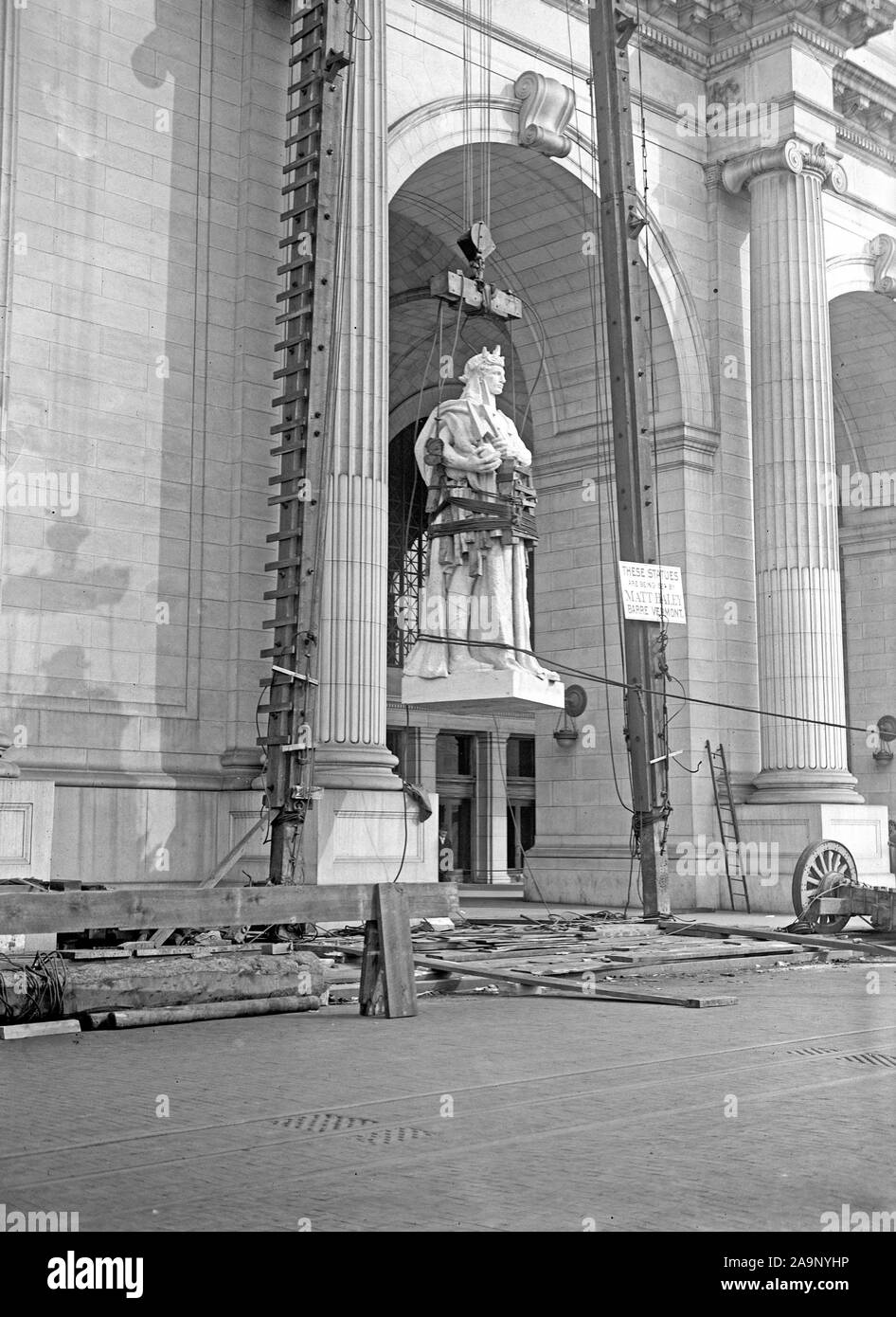 Statue union station Black and White Stock Photos & Images - Alamy