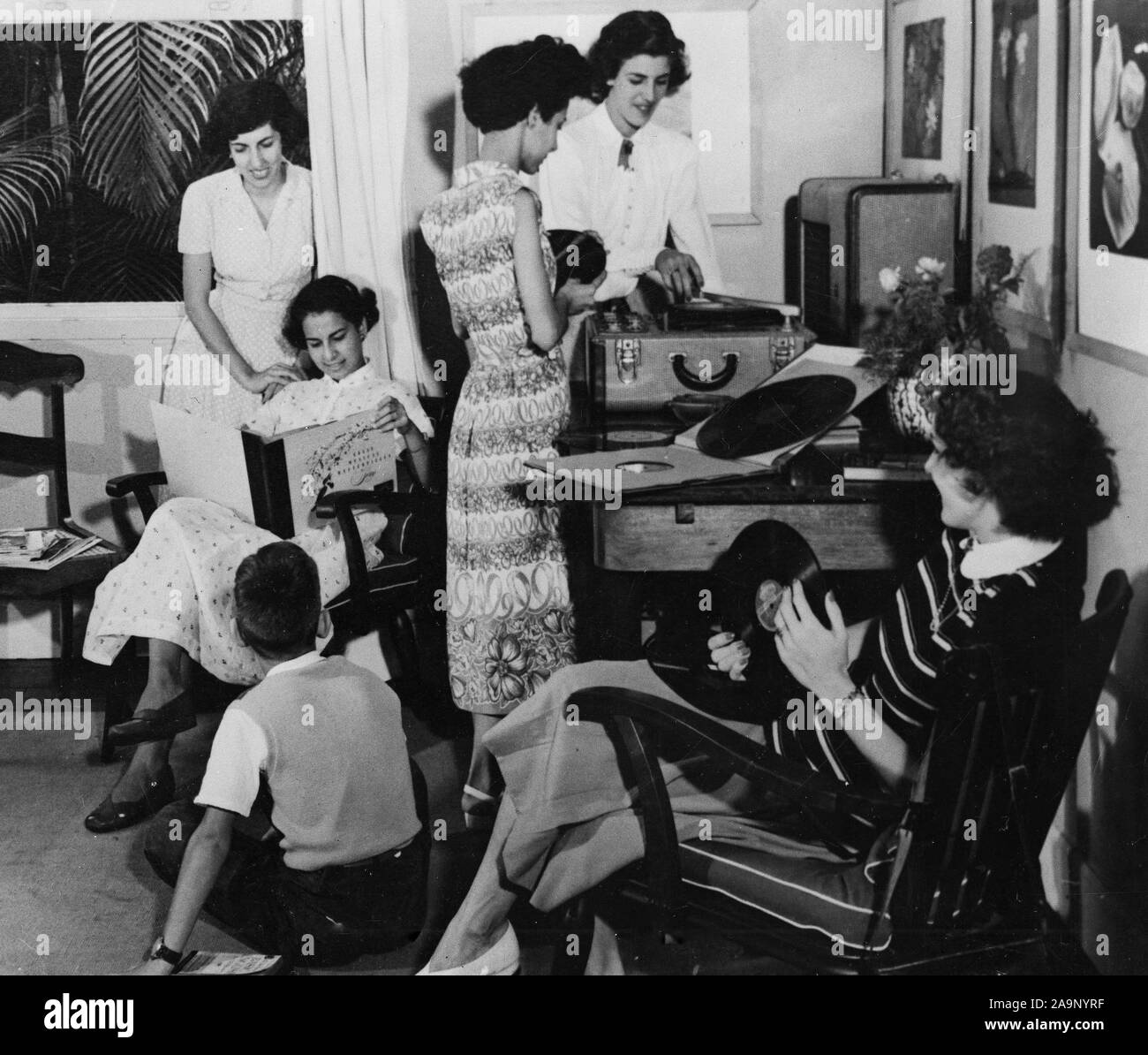 1950s people in library hi-res stock photography and images - Alamy