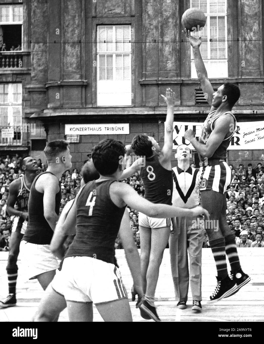Vintage harlem globetrotters Black and White Stock Photos & Images - Alamy