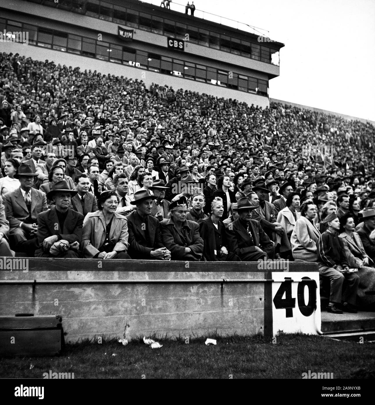 Football crowd 1950s hi-res stock photography and images - Alamy