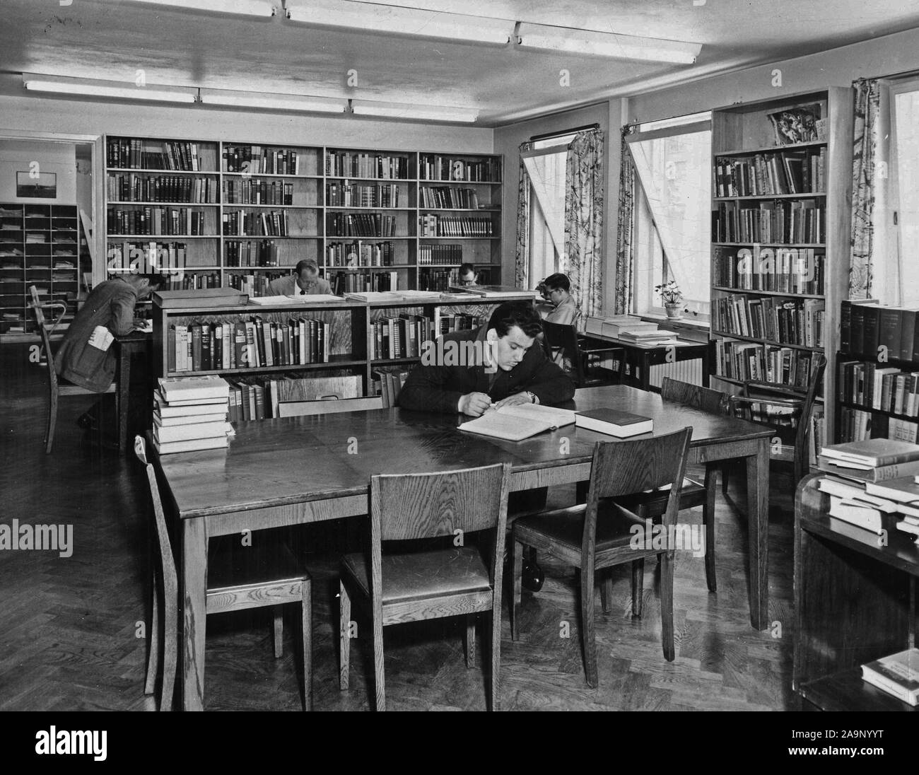 1950s library patrons hi-res stock photography and images - Alamy