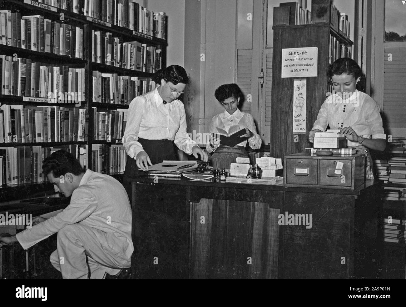 1950s library patrons hi-res stock photography and images - Alamy