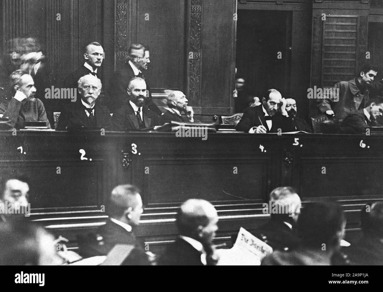 Head 6 1 2 Black and White Stock Photos & Images - Alamy