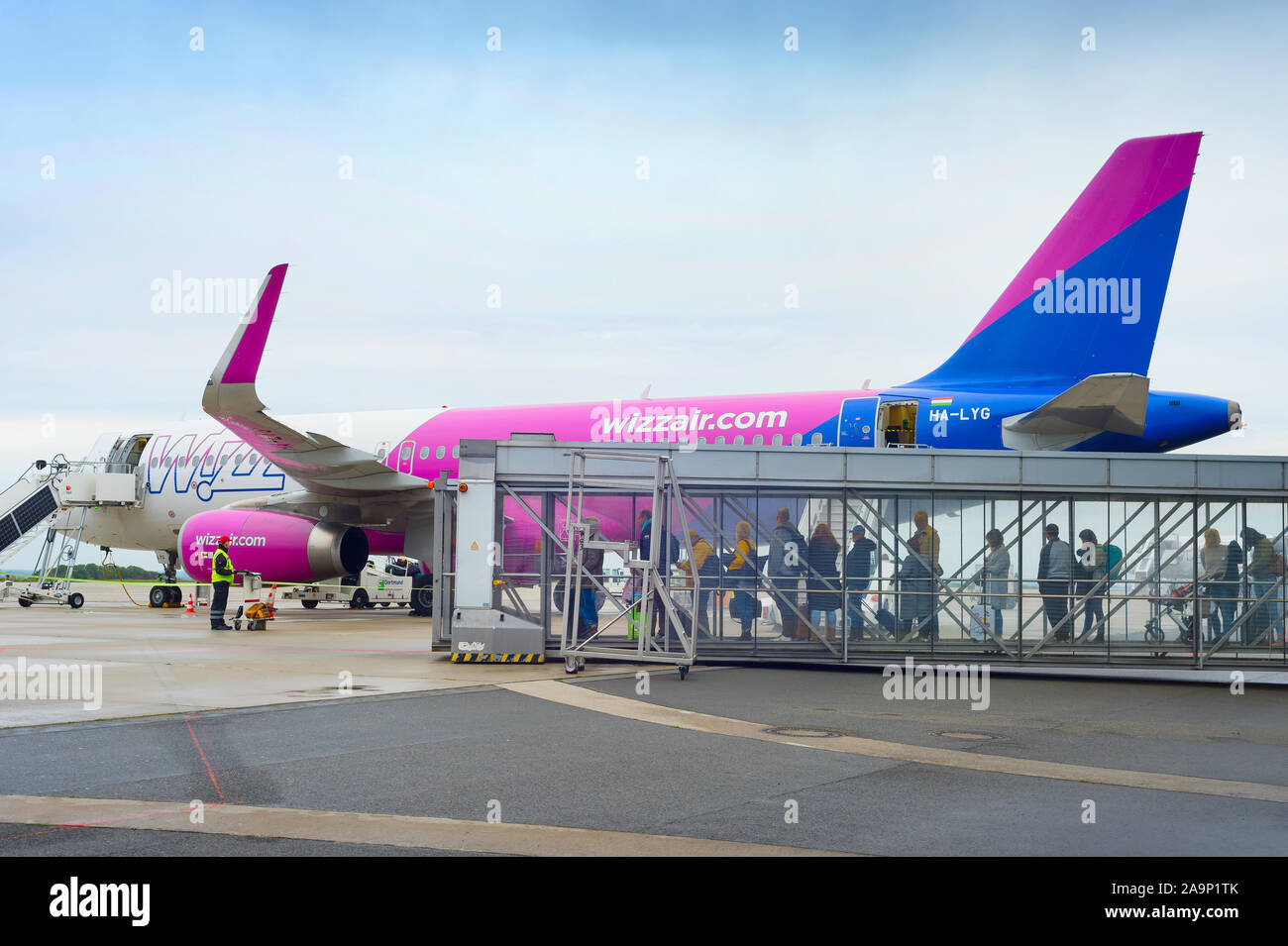 Airplane queue hi-res stock photography and images - Alamy