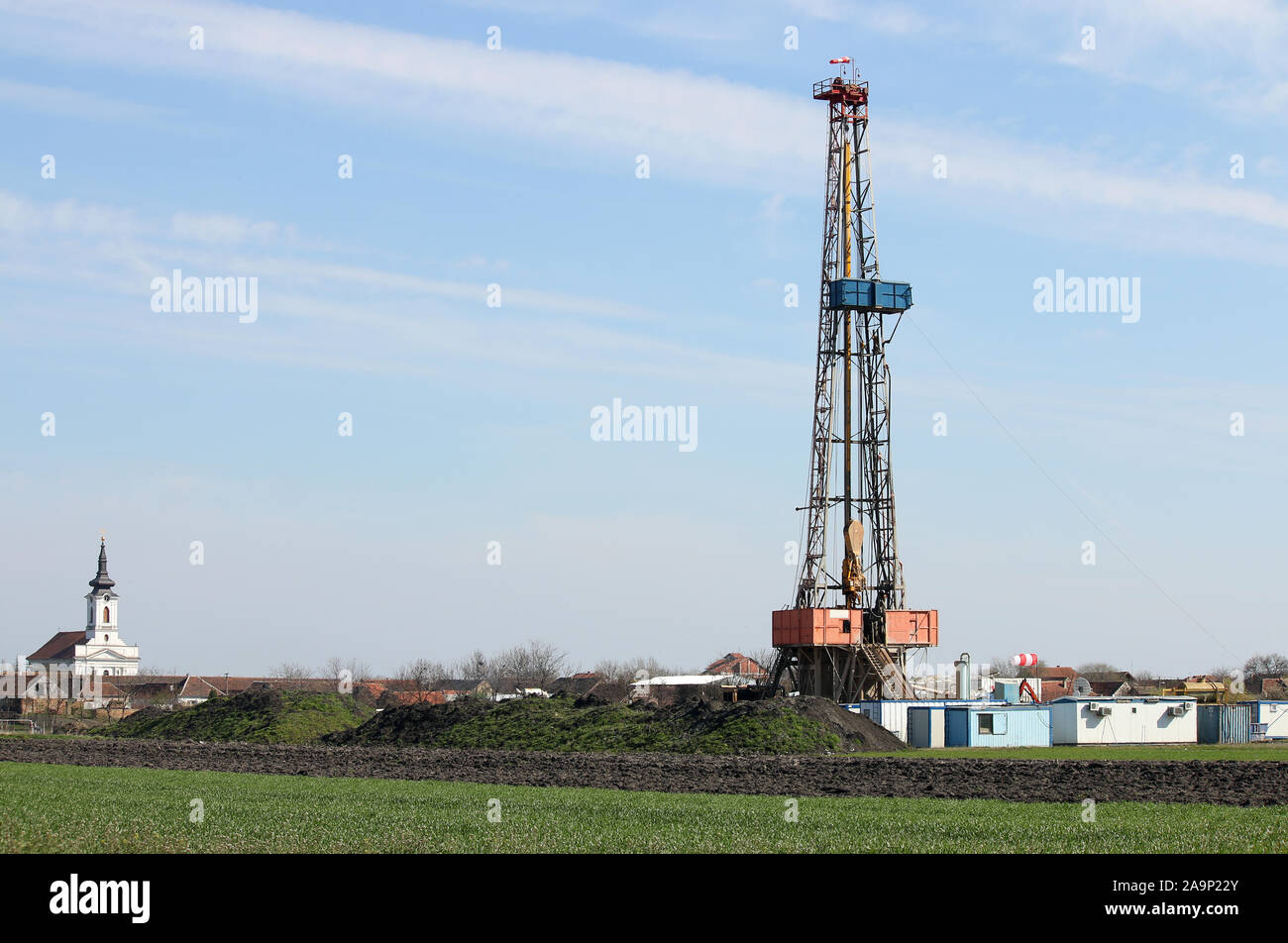 Oil and gas drilling rig in oilfield industry Stock Photo - Alamy