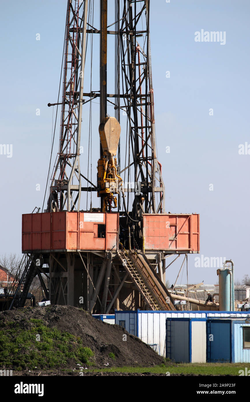 Oil and gas drilling rig with workers Stock Photo - Alamy
