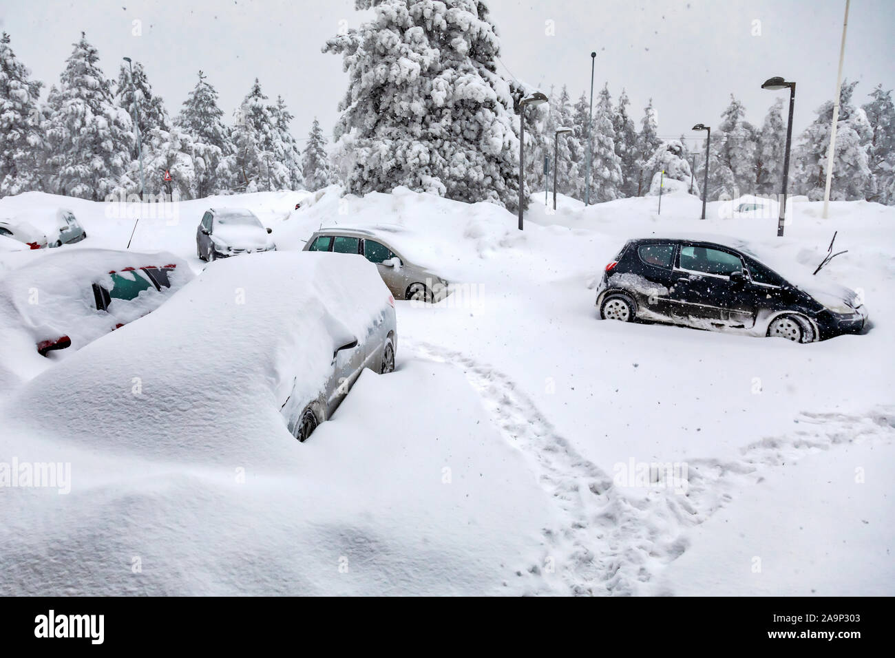 During heavy snow cars drive hi-res stock photography and images - Alamy