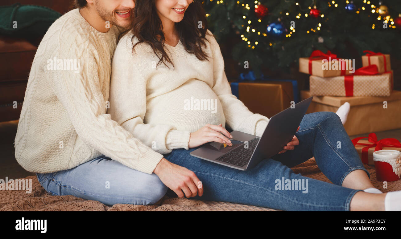 Married couple making purchases online on Christmas Stock Photo - Alamy