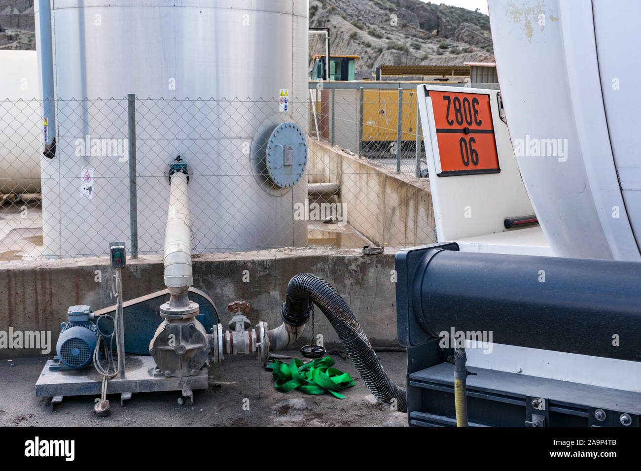 Chemical tanker signs hi-res stock photography and images - Alamy
