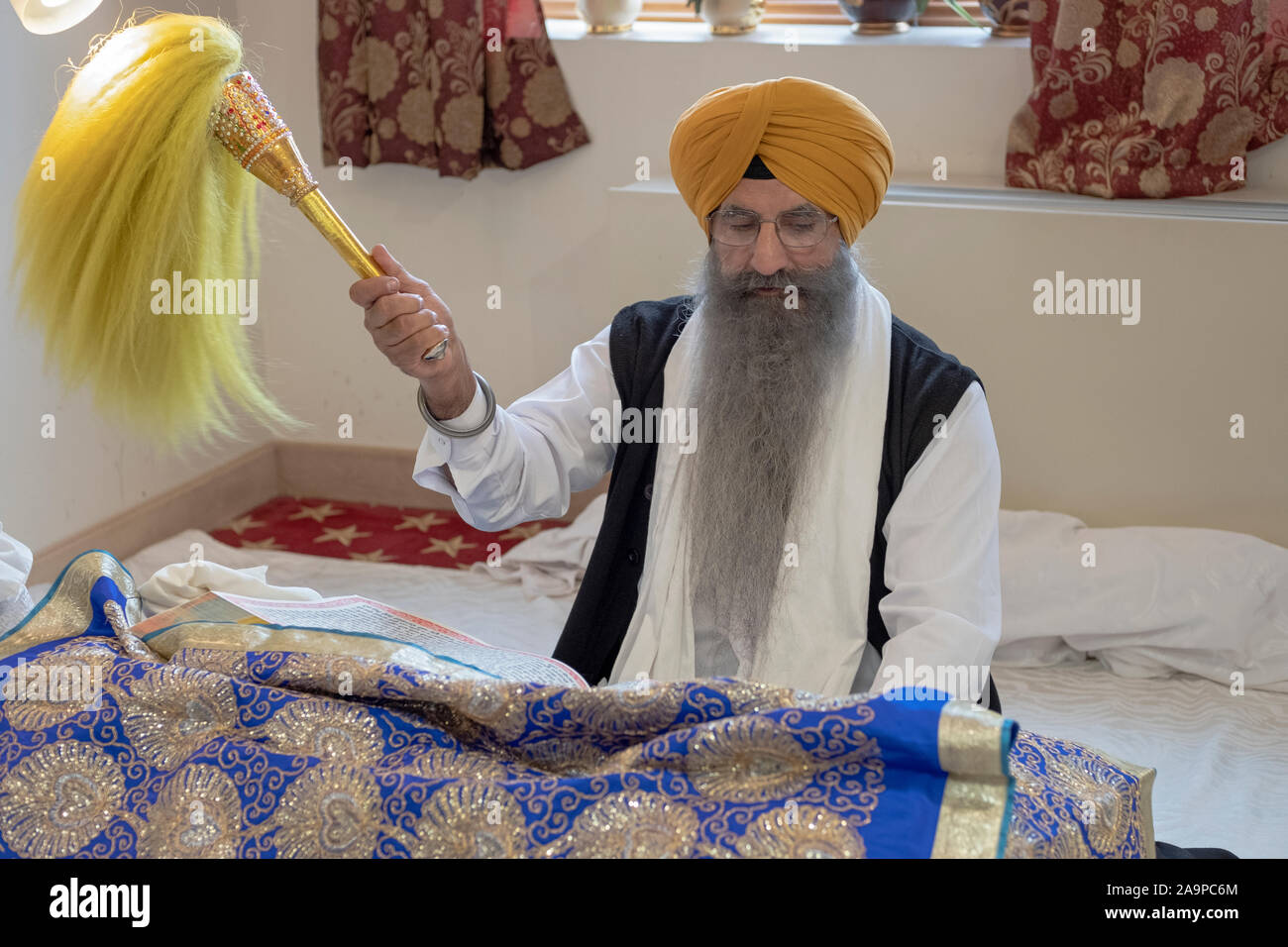 Guru granth sahib holy book hi-res stock photography and images - Alamy