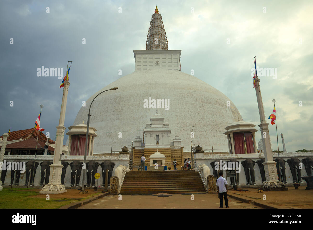 Ruwanwelisaya hi-res stock photography and images - Alamy