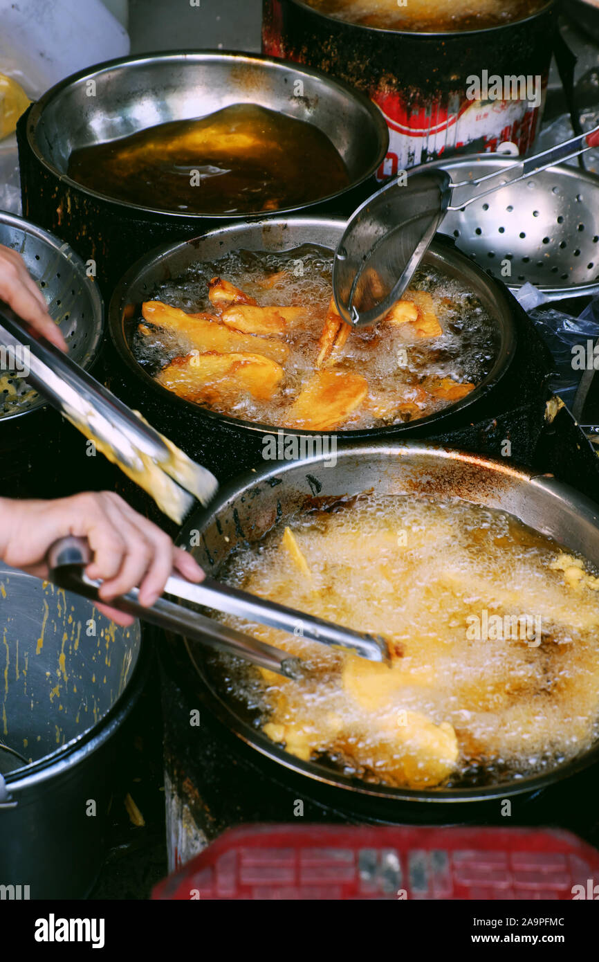 Oil pan boiling hi-res stock photography and images - Alamy