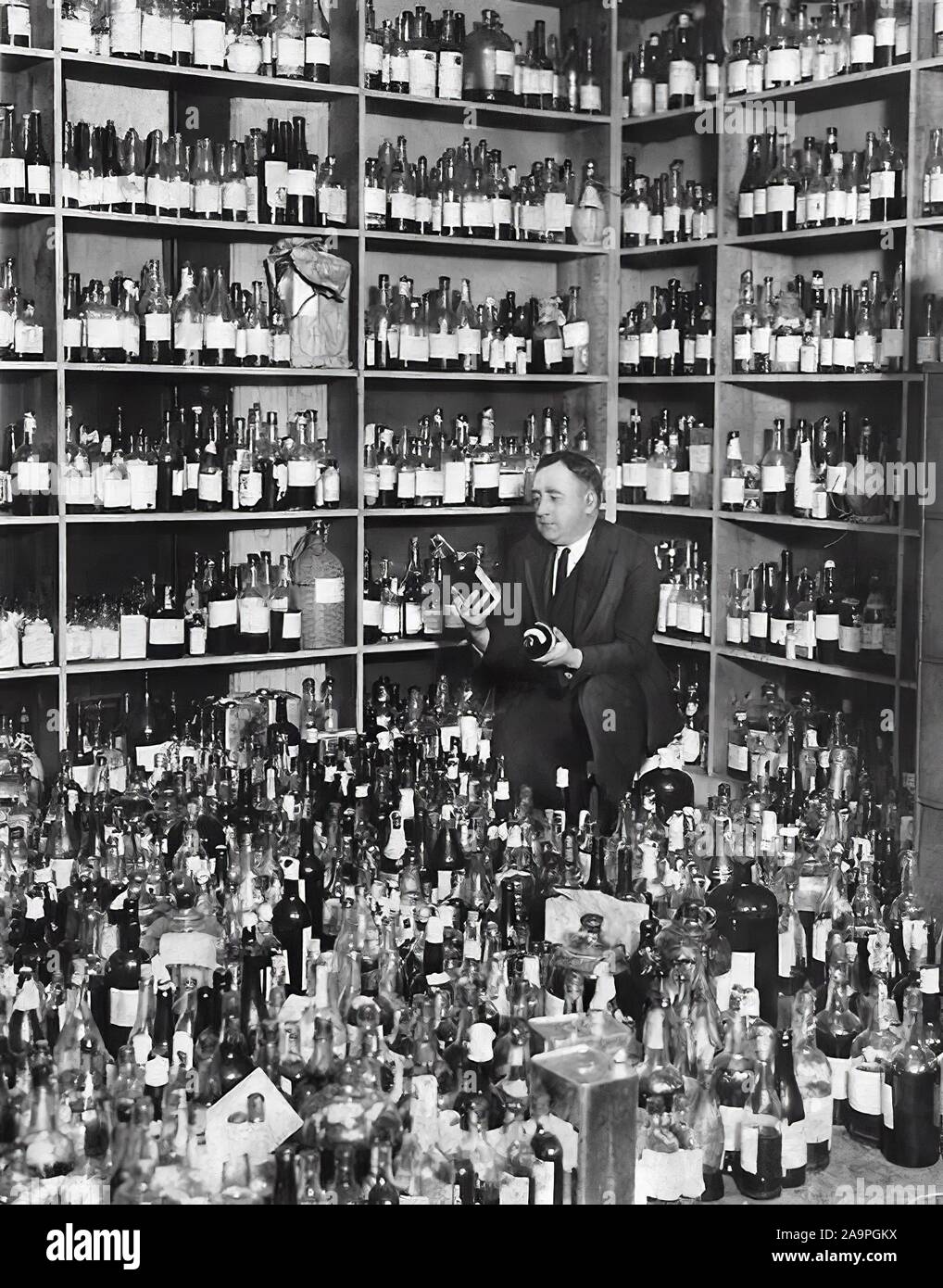 Prohibition alcohol america 1930s hi-res stock photography and images ...