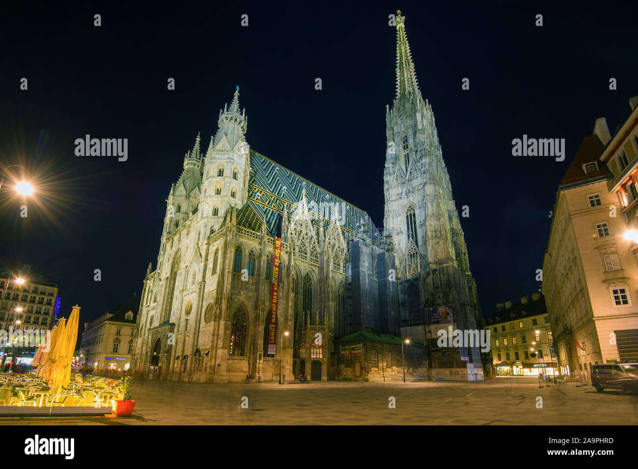 St stephens cathedral night vienna hi-res stock photography and images ...