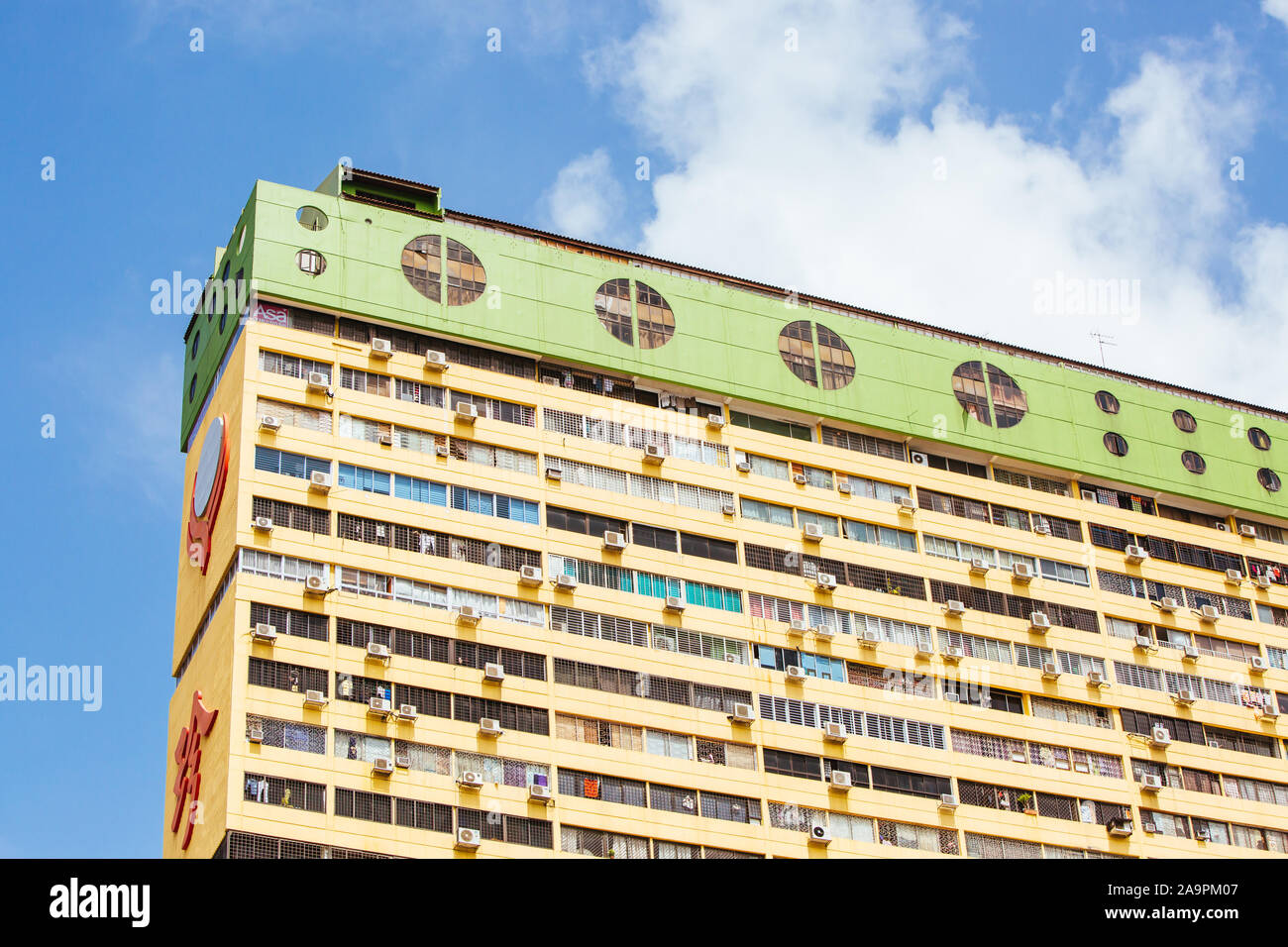Building architecture and apartment pattern on a clear day in Chinatown ...