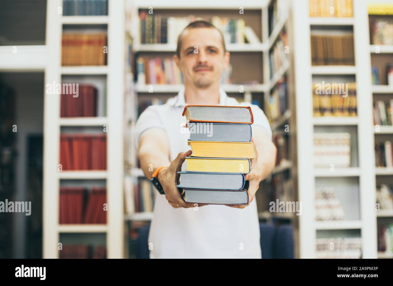 Hands book library hi-res stock photography and images - Alamy